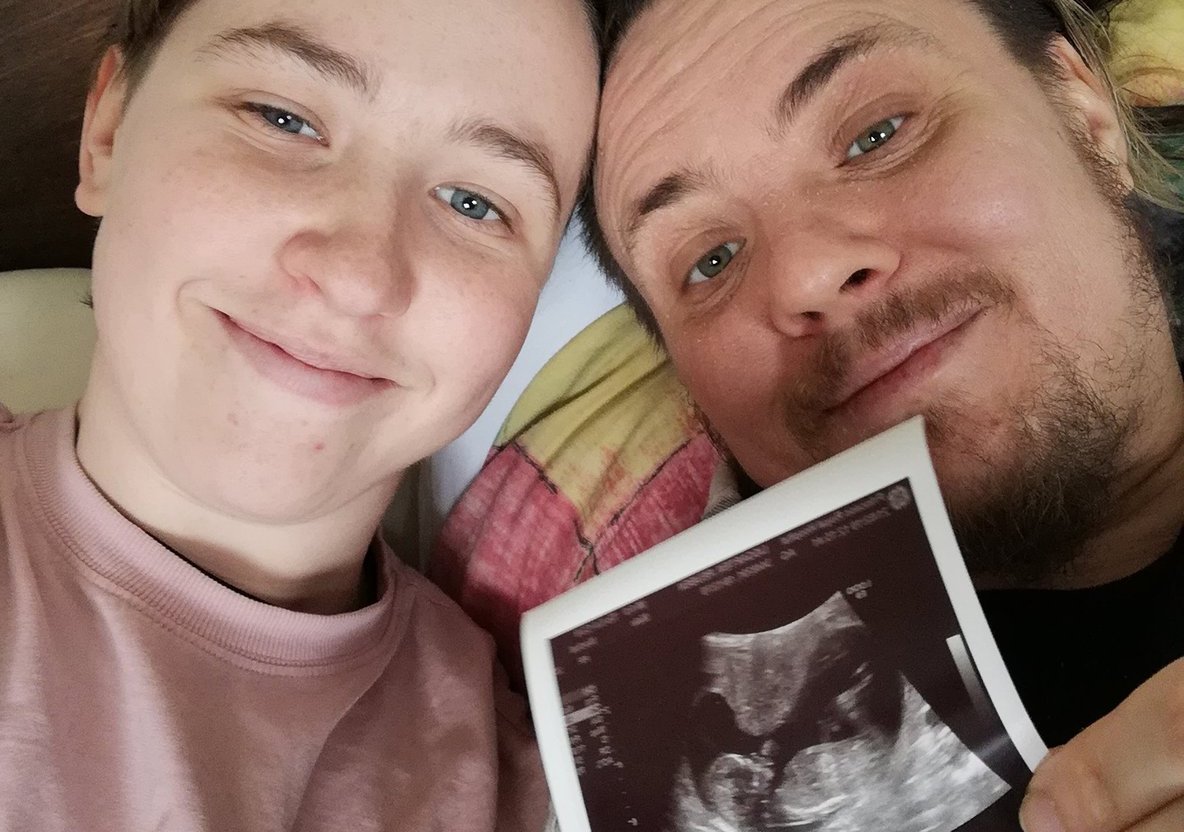 Transgender non-binary couple announce pregnancy with cute photo | PinkNews