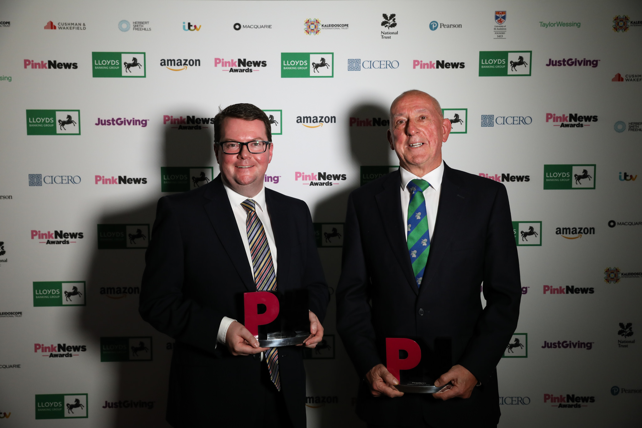 Video: Gay couple gets engaged at the PinkNews Awards in the State ...