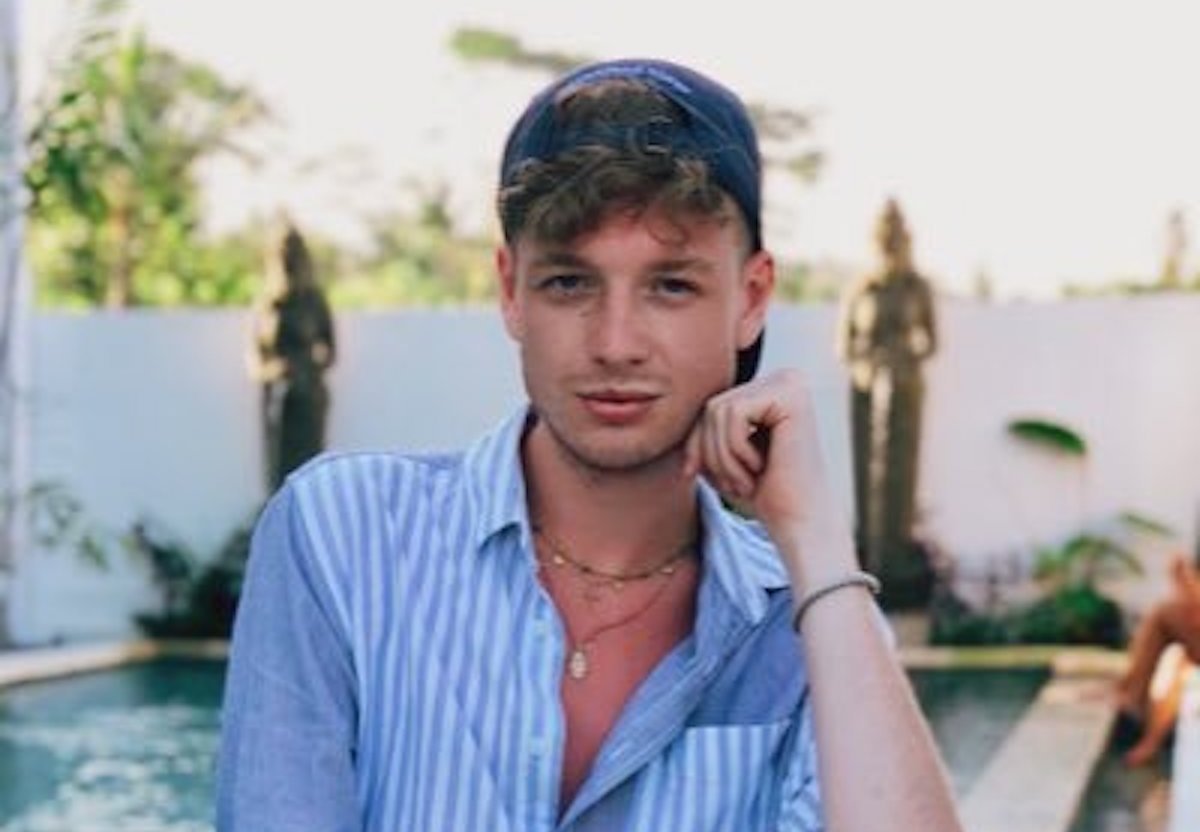 Gay man's tweet about ex-Jehovah's Witness parents loving him goes ...