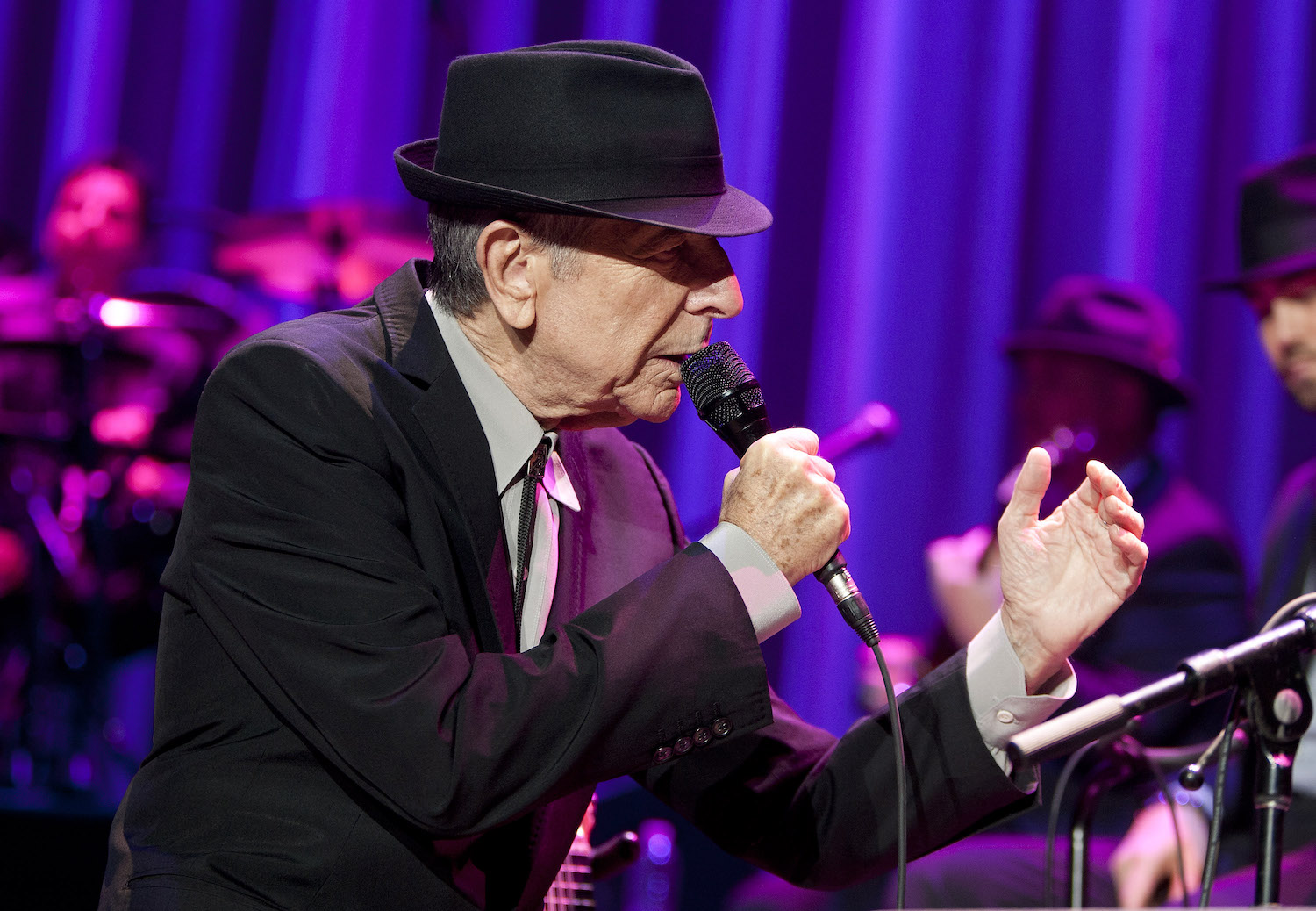 Legendary singer-songwriter Leonard Cohen dies aged 82 | PinkNews