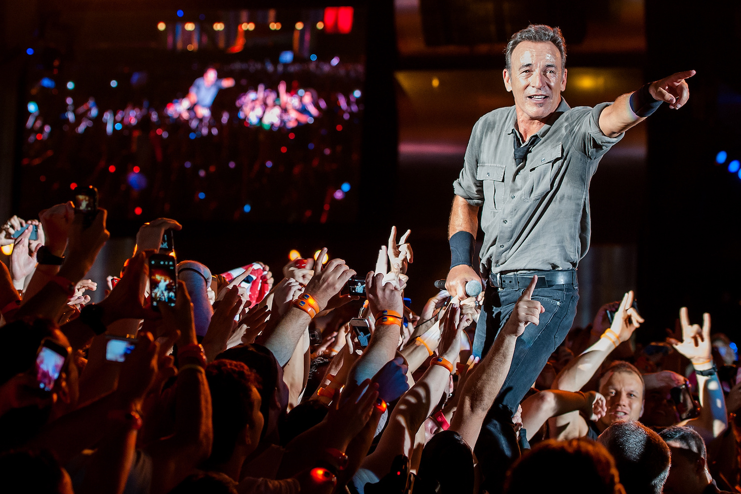 Everybody is in love with these pictures of Bruce Springsteen kissing ...