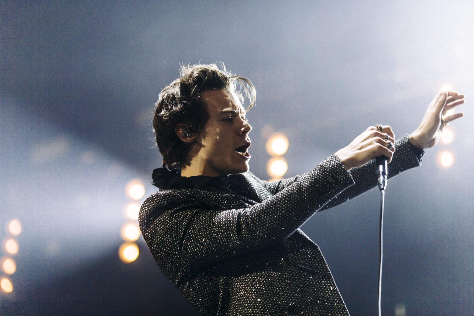 Harry Styles helps fan come out to her family during live concert ...