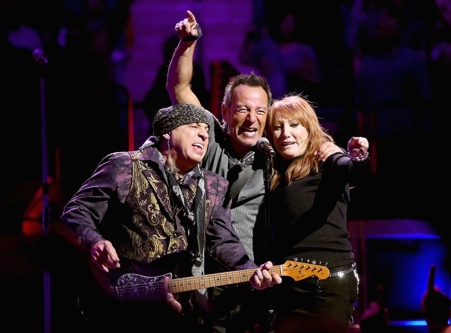 Everybody is in love with these pictures of Bruce Springsteen kissing ...