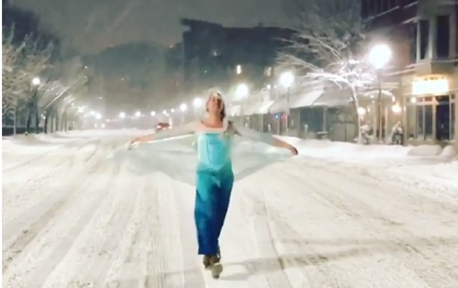 Drag queen dressed as Elsa from Frozen rescues snowed-in police van ...