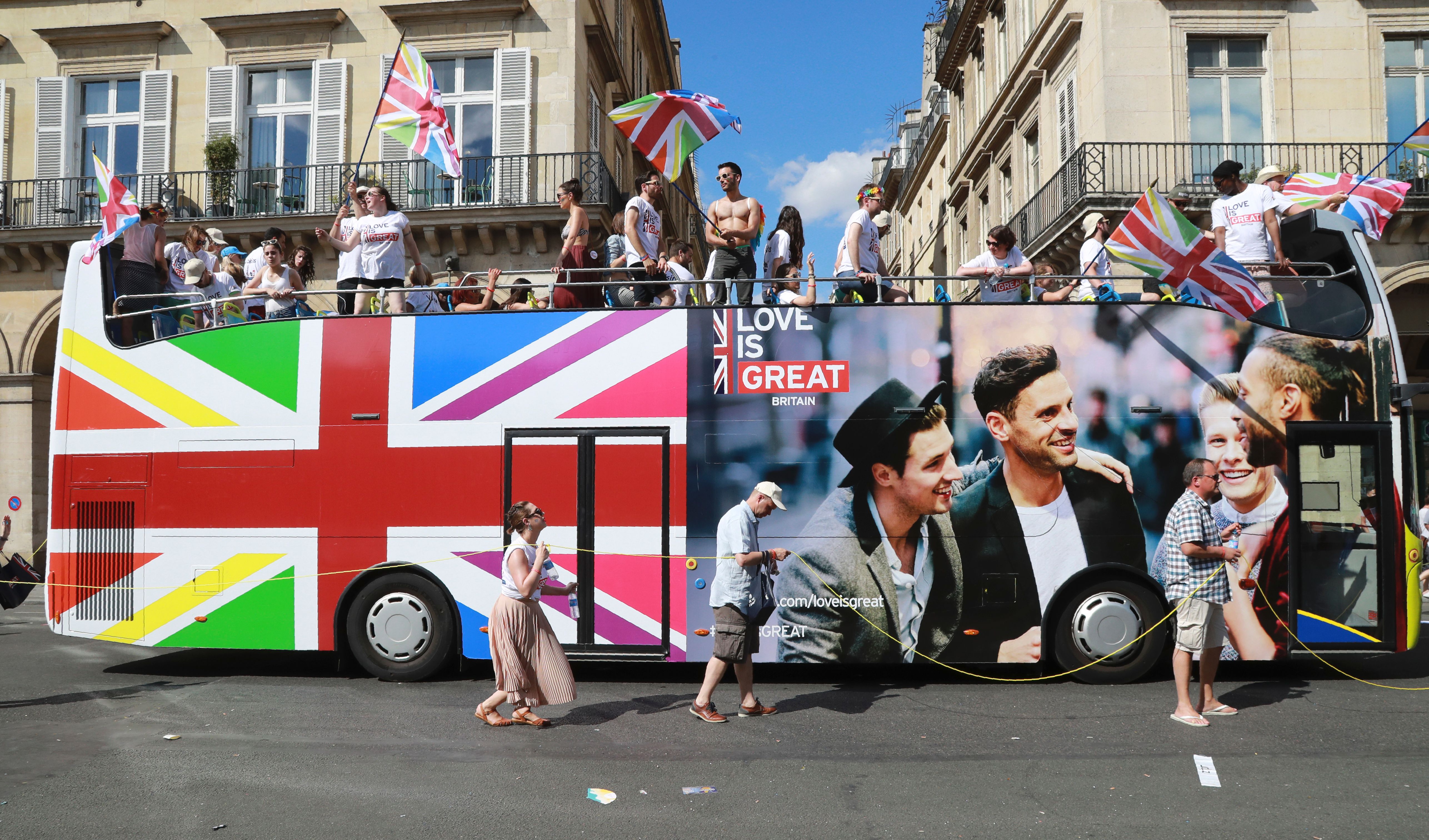 Bus driver 'will quit' rather than drive new rainbow bus | PinkNews
