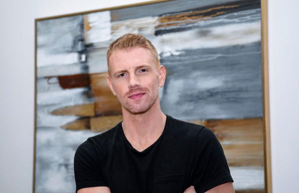This Walking Dead actor took a photo with a gay porn star and social ...