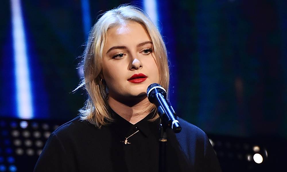 Lapsley comes out as a 'proud bisexual womxn' in candid Instagram post