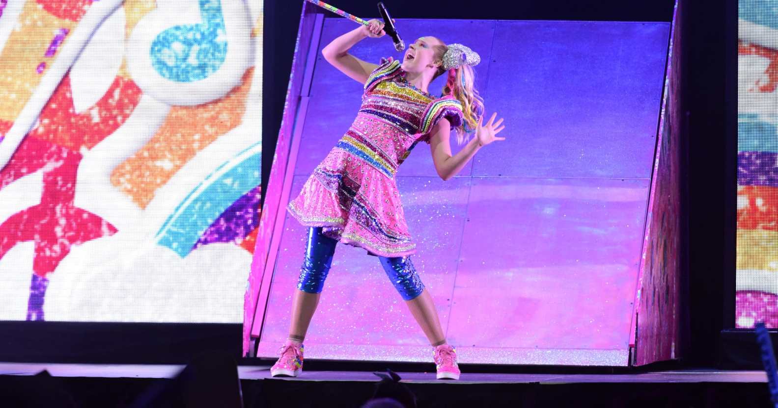 JoJo Siwa collaborates with gay and queer TikTokers at LA Pride House