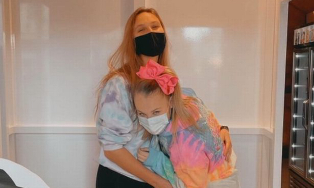 JoJo Siwa shares adorable first photos with girlfriend on their anniversary