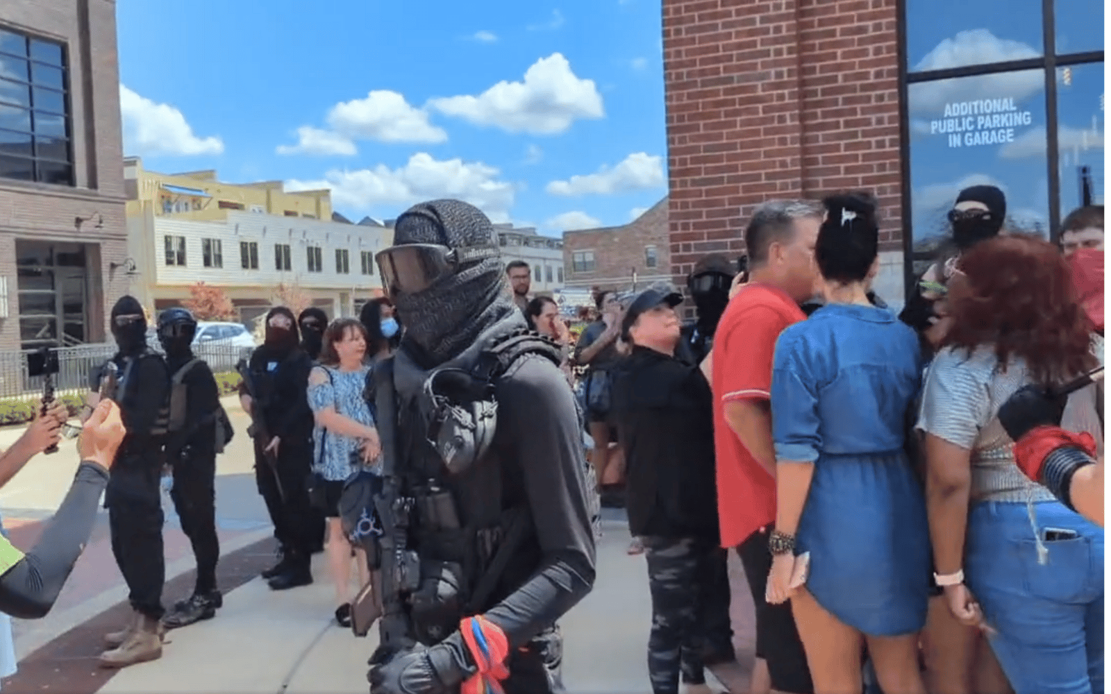 Texas drag event defended from thugs by armed counter-protesters