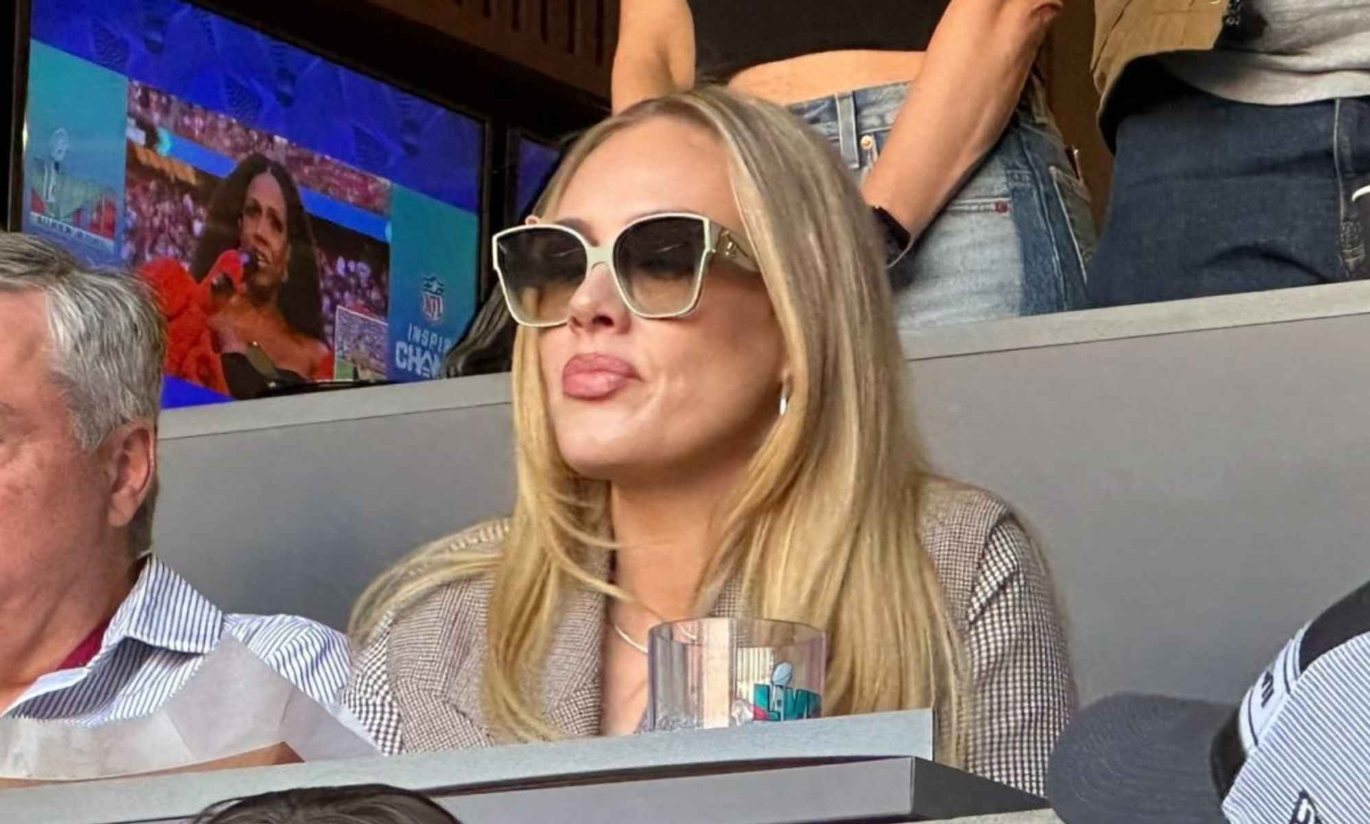 Adele issues hilarious warning to people throwing objects onstage