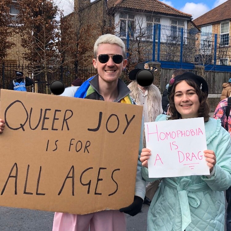 Hundreds turn out to defend London pub’s drag event for kids from ...