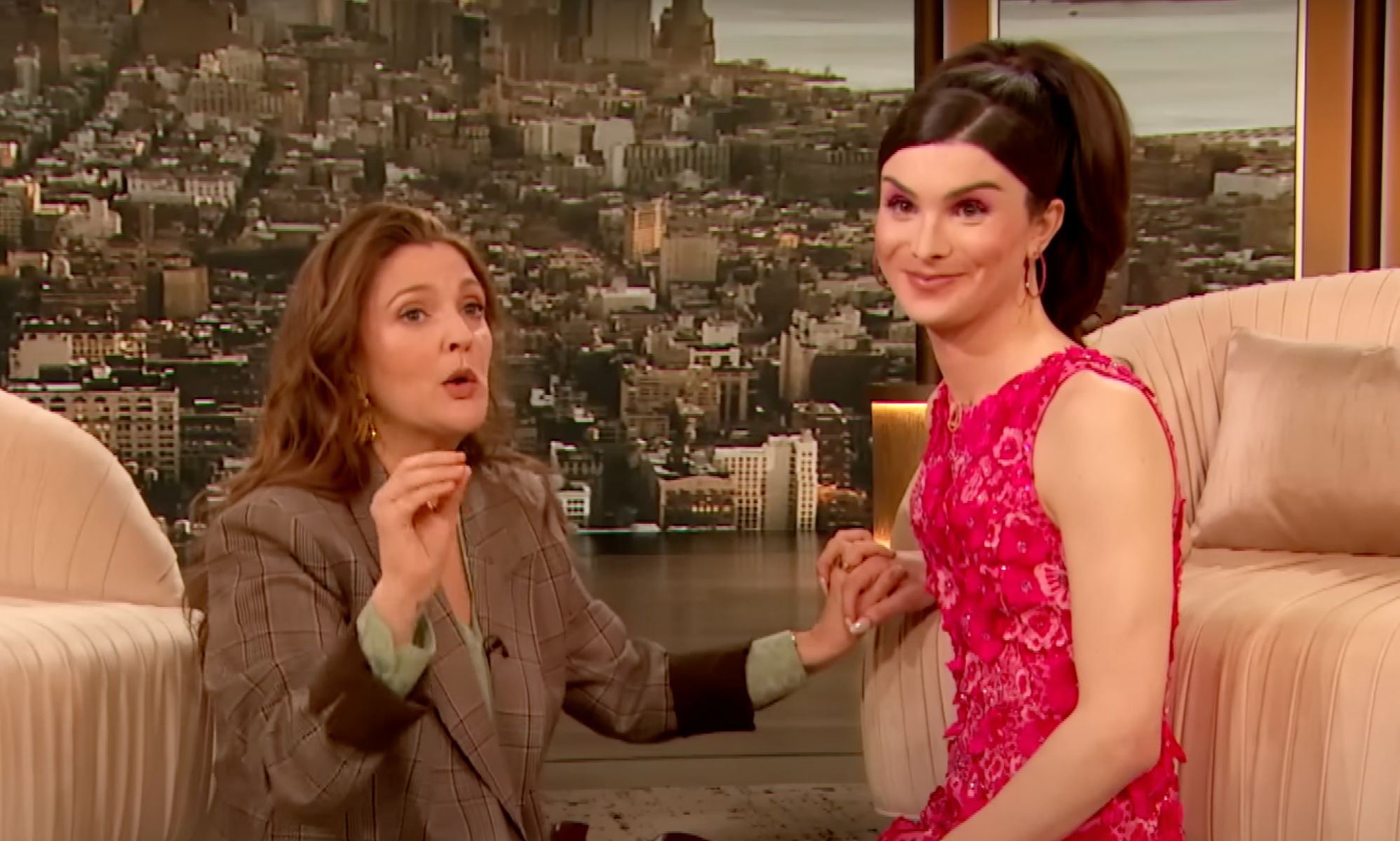 Drew Barrymore kneels before Dylan Mulvaney and fans are in love