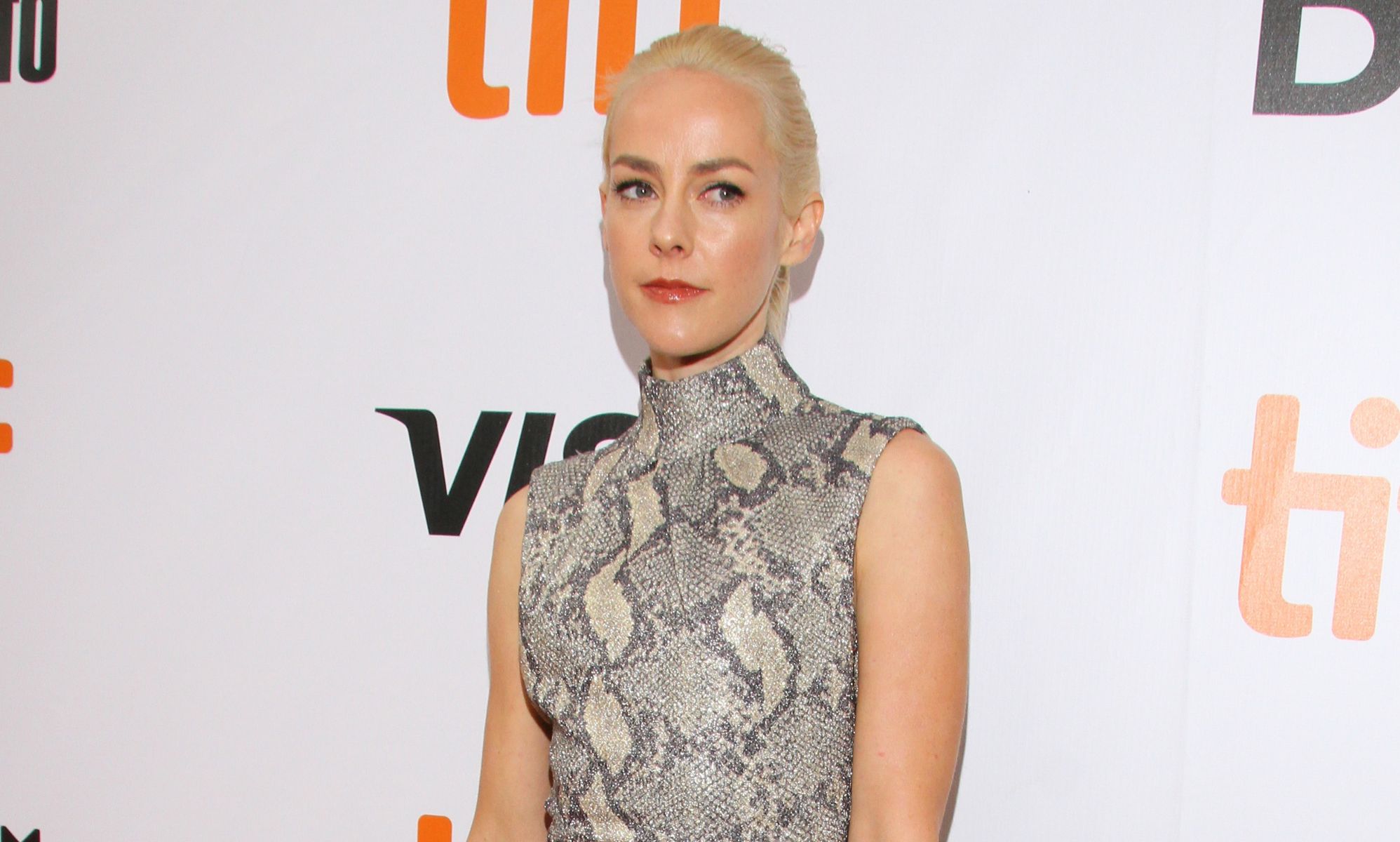 Actor Jena Malone comes out with interpretive dance