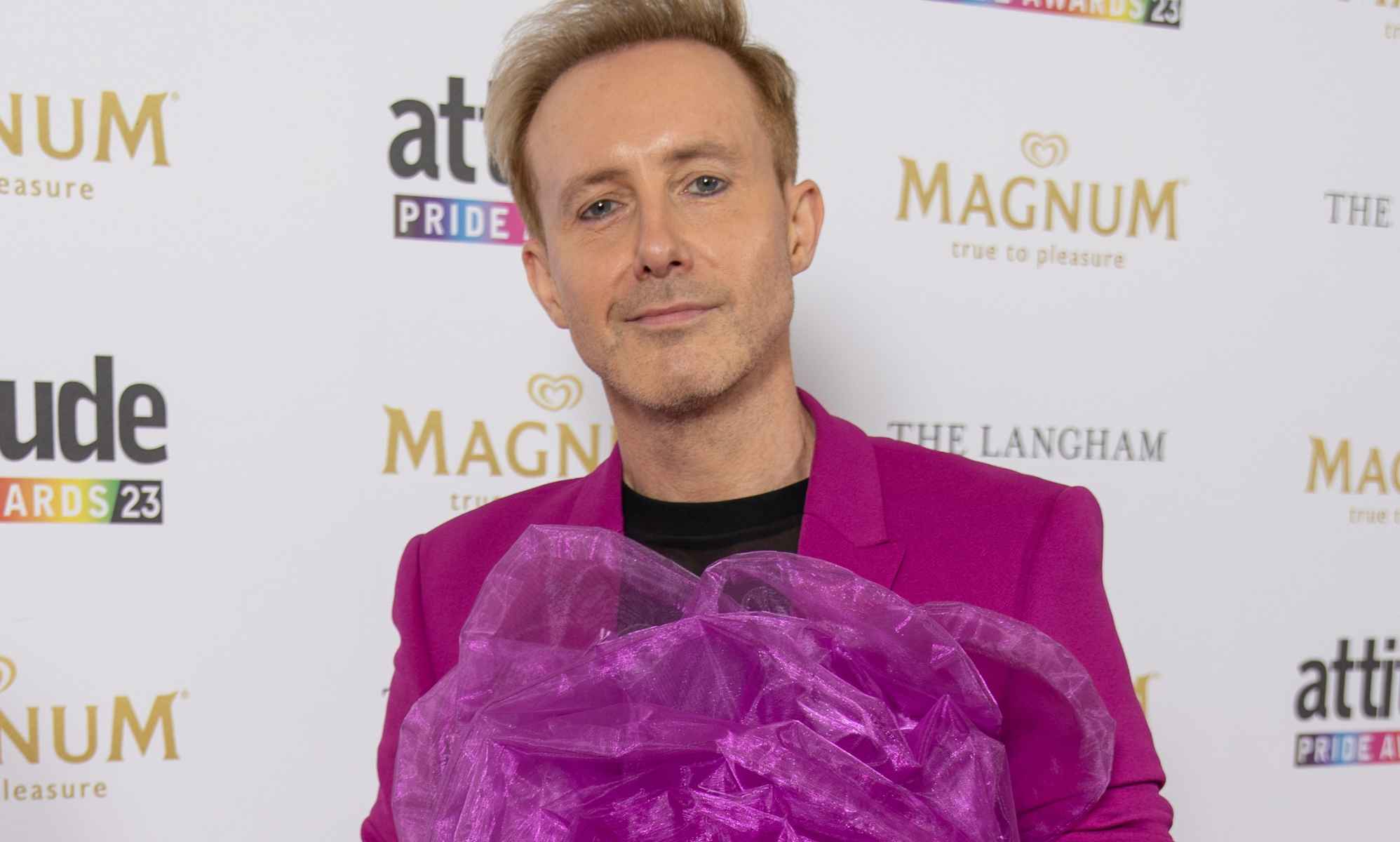 Eight-foot statue of H from Steps to be erected in Wales