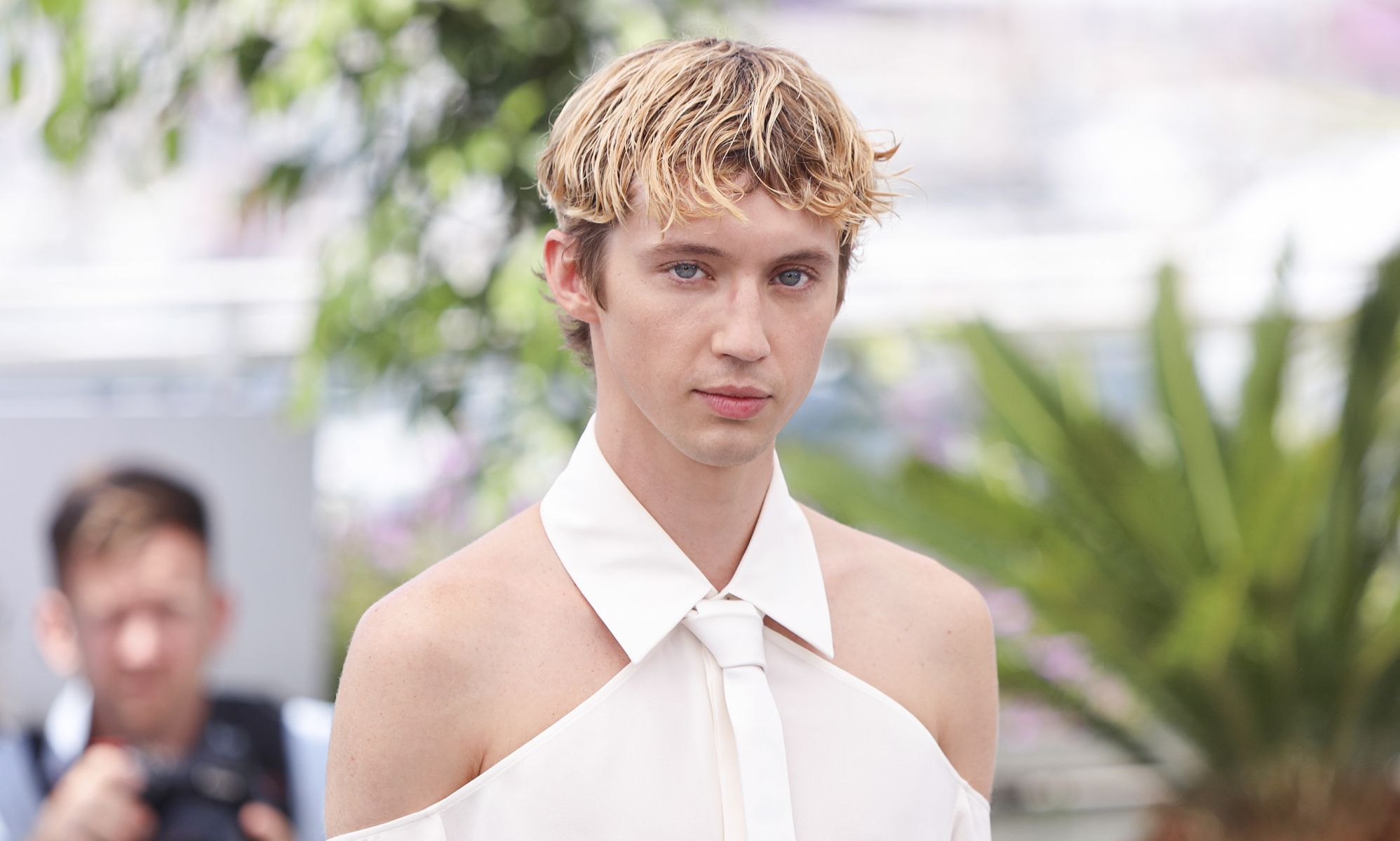 Troye Sivan almost came out to this gay actor before his family