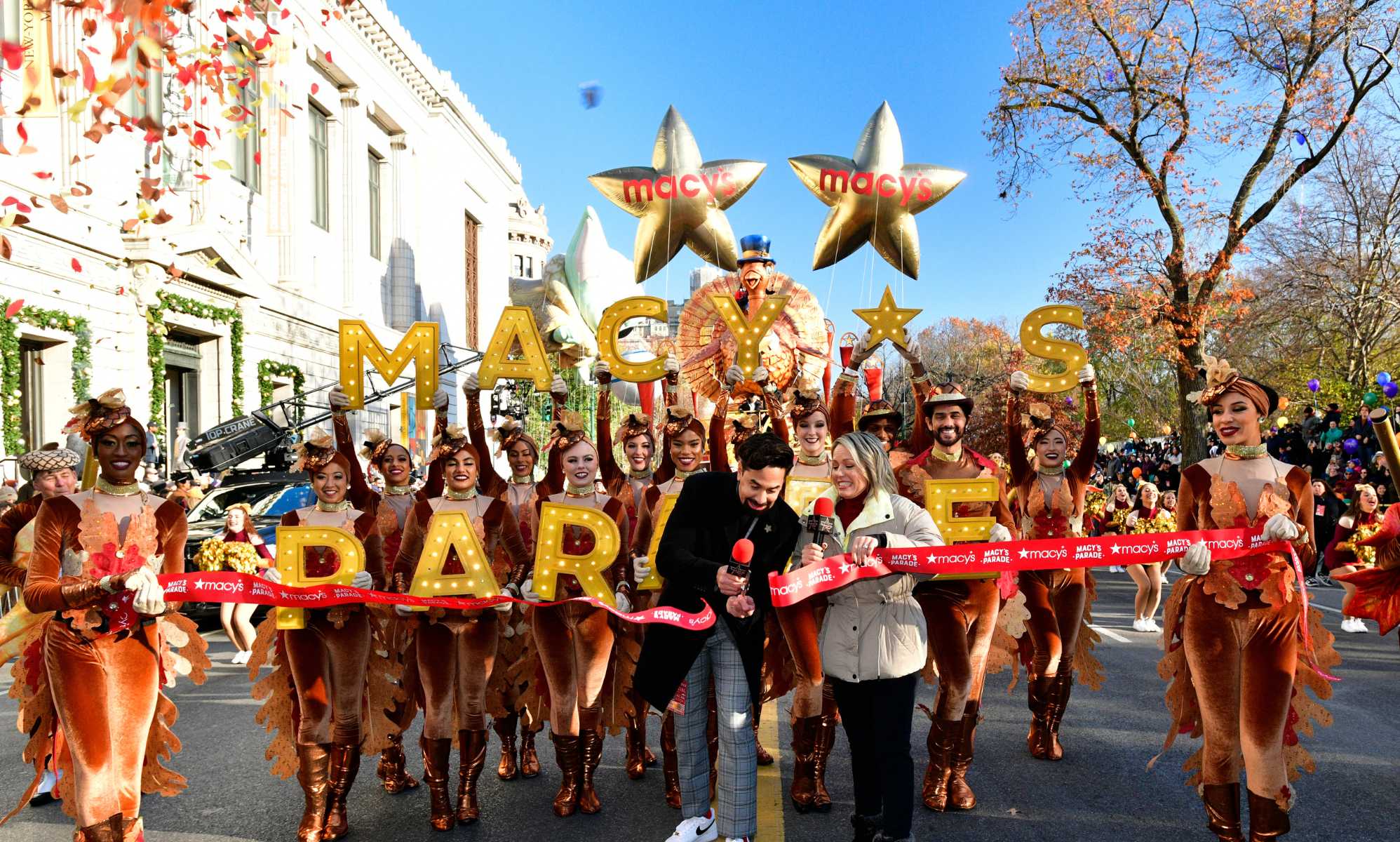 Historic lesbian kiss at Macy's Thanksgiving Day Parade | PinkNews