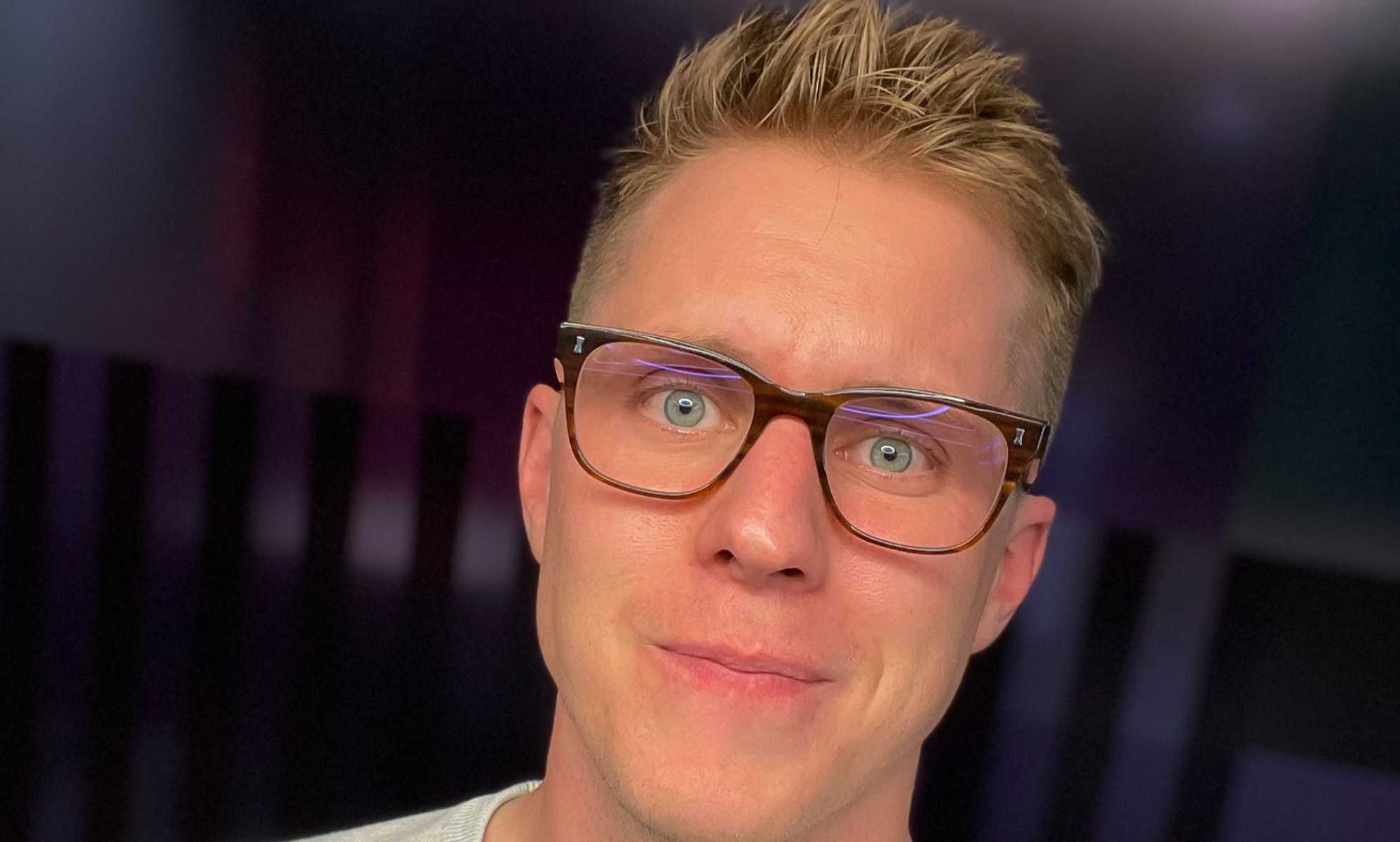 News anchor Jason Hackett comes out on live TV: 'I'm so nervous'