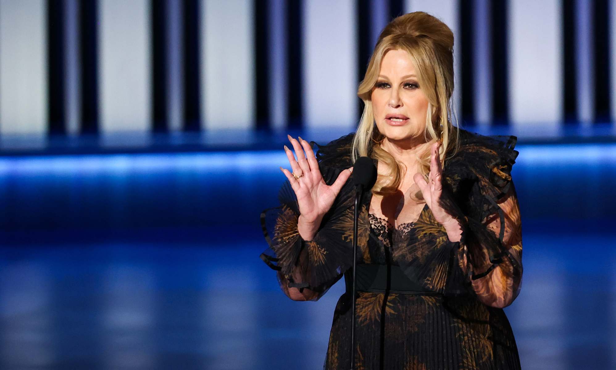 Jennifer Coolidge thanks 'all the evil gays' in Emmy speech