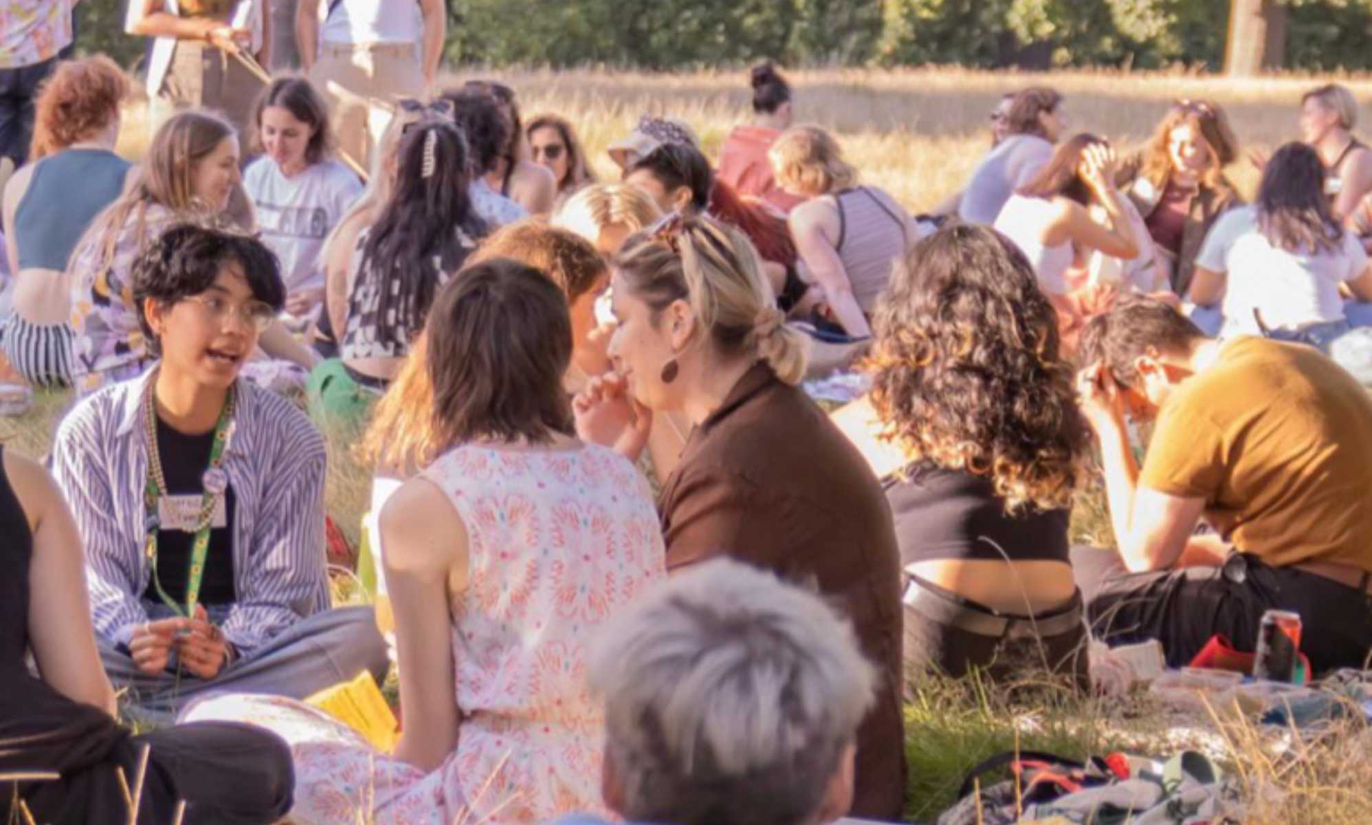 Lesbian reached out for friendship - around 400 people showed up