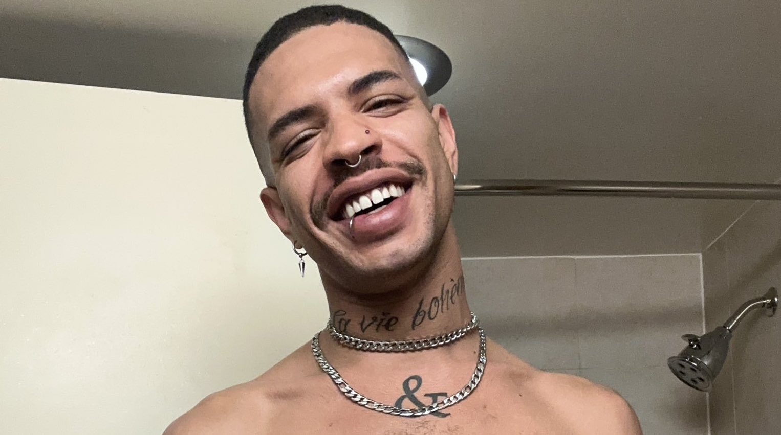 Yvie Oddly posts another full-frontal nude to promote memoir