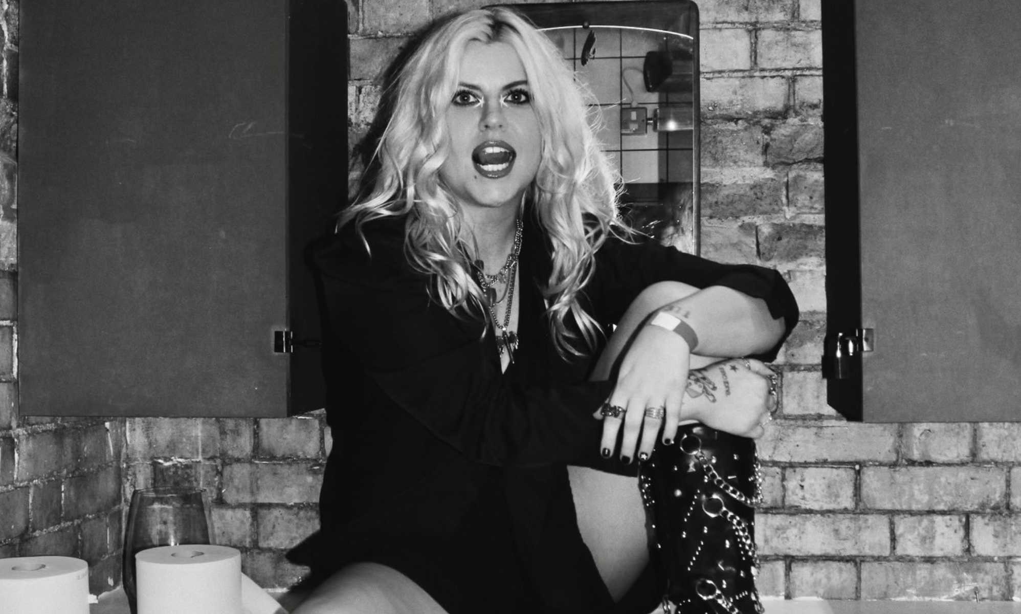 Meet 'lesbian Welsh witch' CATTY who opened for Stevie Nicks