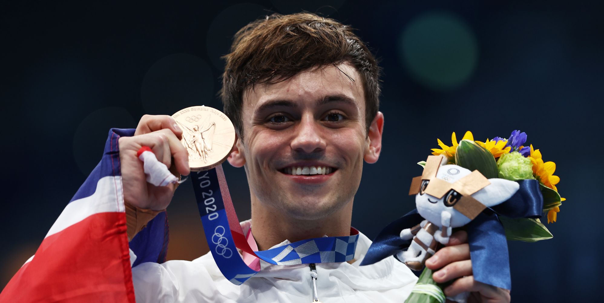 Tom Daley and divers do Charli XCX 'Apple' dance in Speedos
