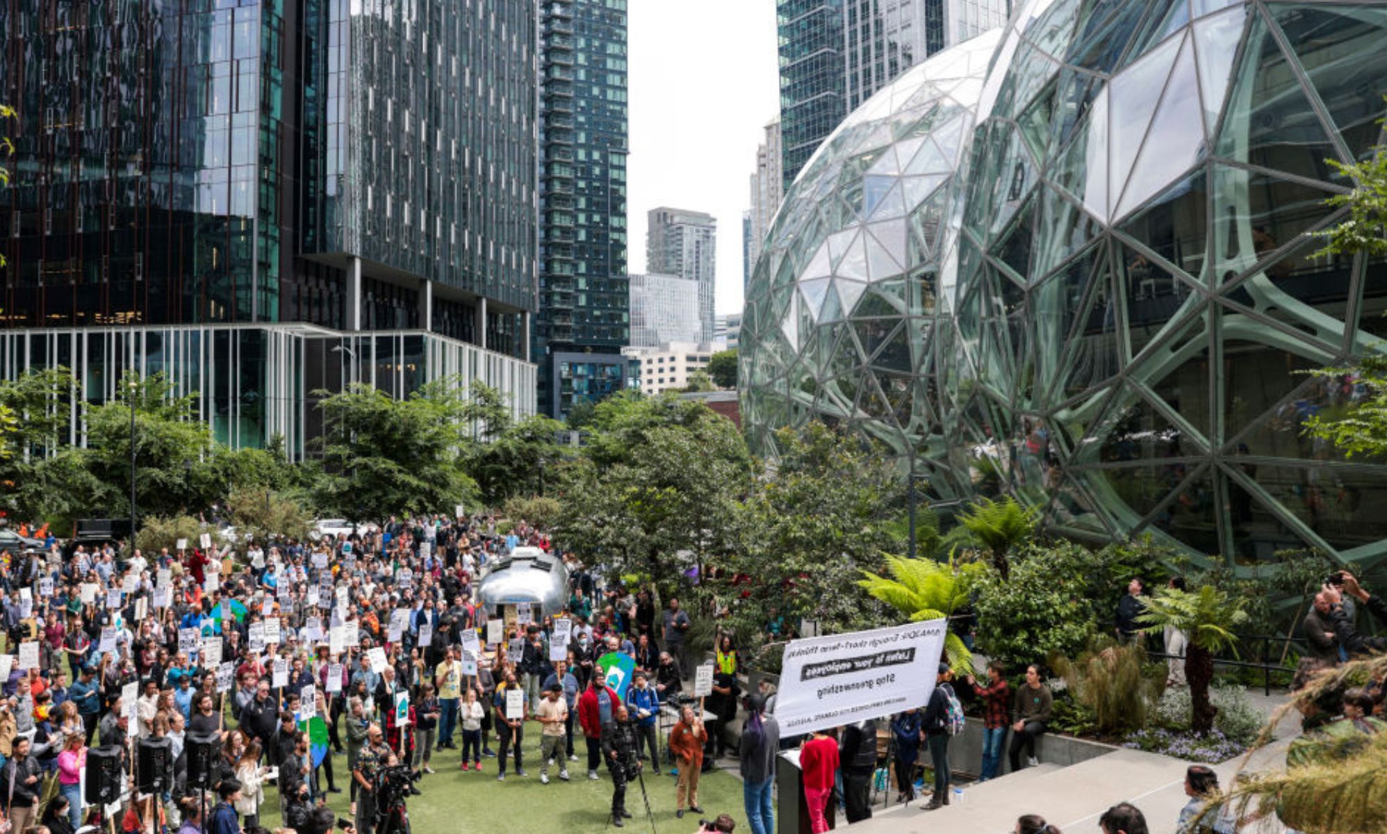 Amazon staff unhappy with full-time office return, poll says