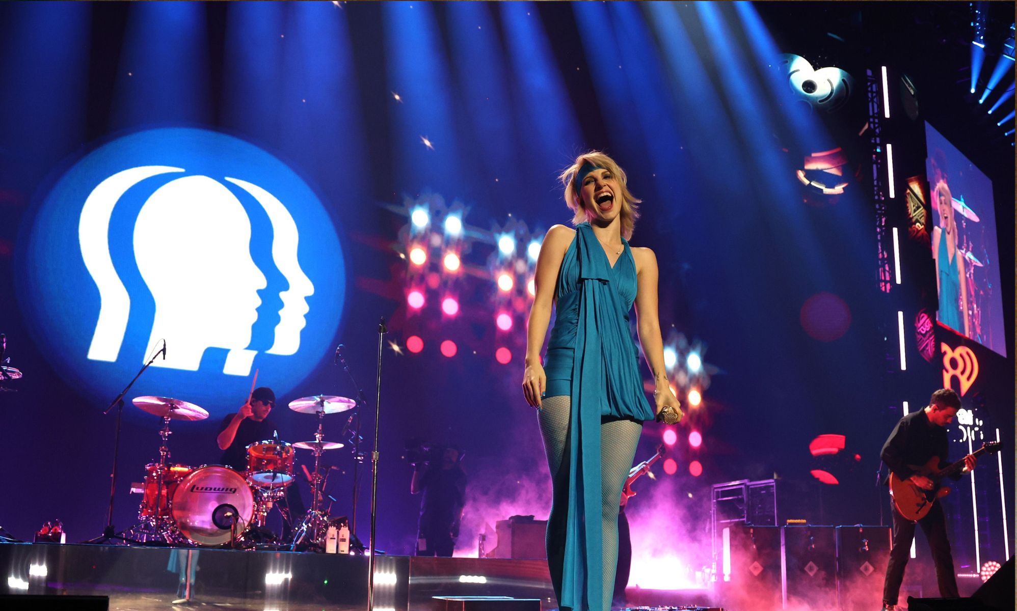 Paramore: Hayley Williams pays tribute to 'queer kids'