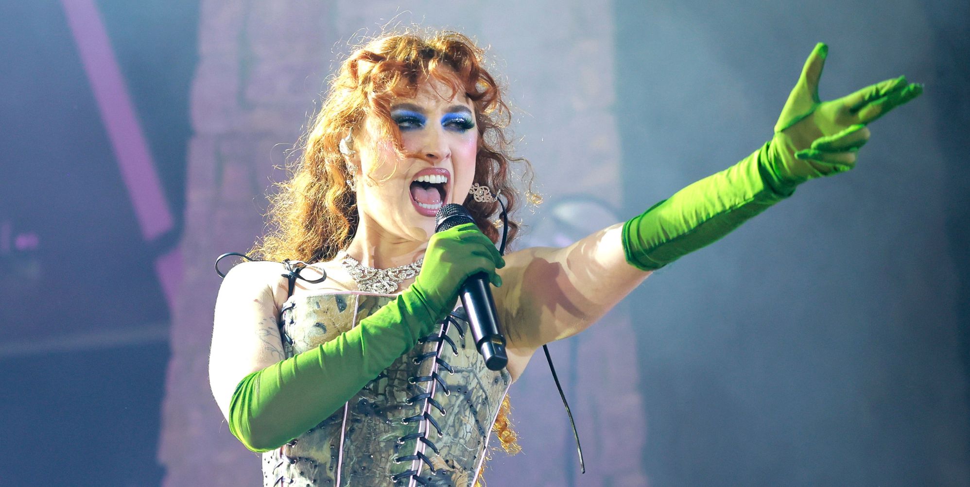 Chappell Roan debuts new lesbian top anthem 'The Giver' on SNL