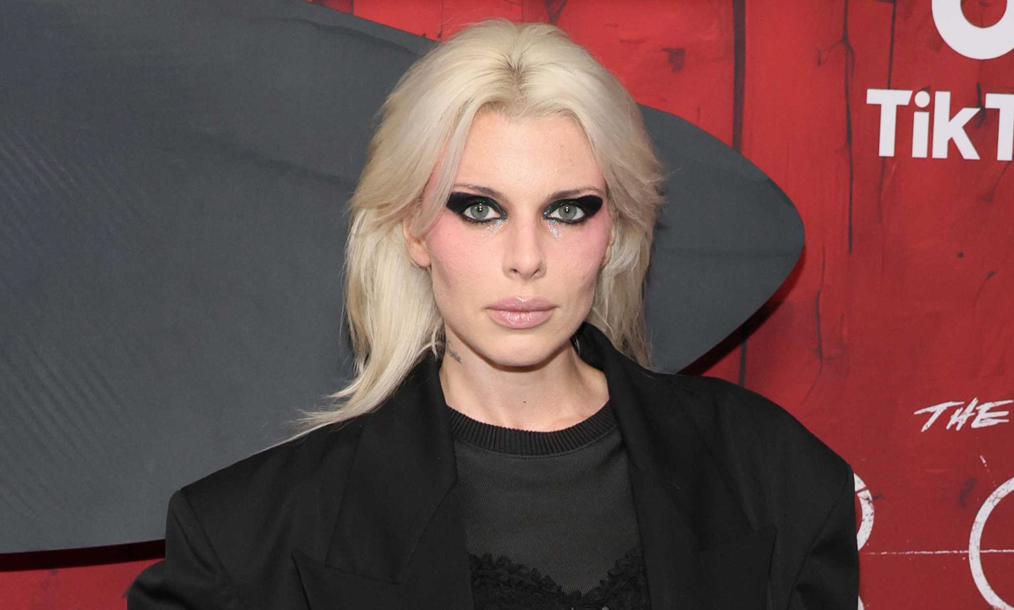 Julia Fox introduces Charli XCX's performance of '360' on SNL