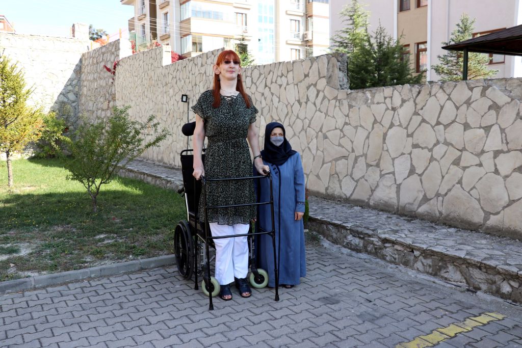 World's tallest woman Rumeysa Gelgi 'transvestigated' online