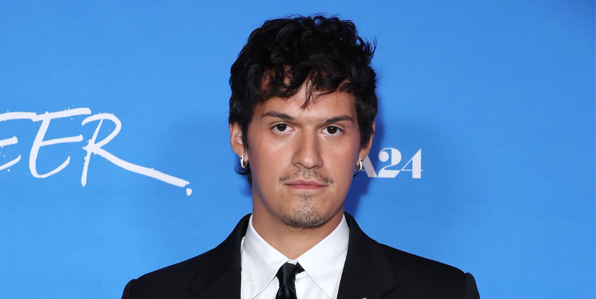 No, Pedro Pascal and Omar Apollo are not dating. Calm down