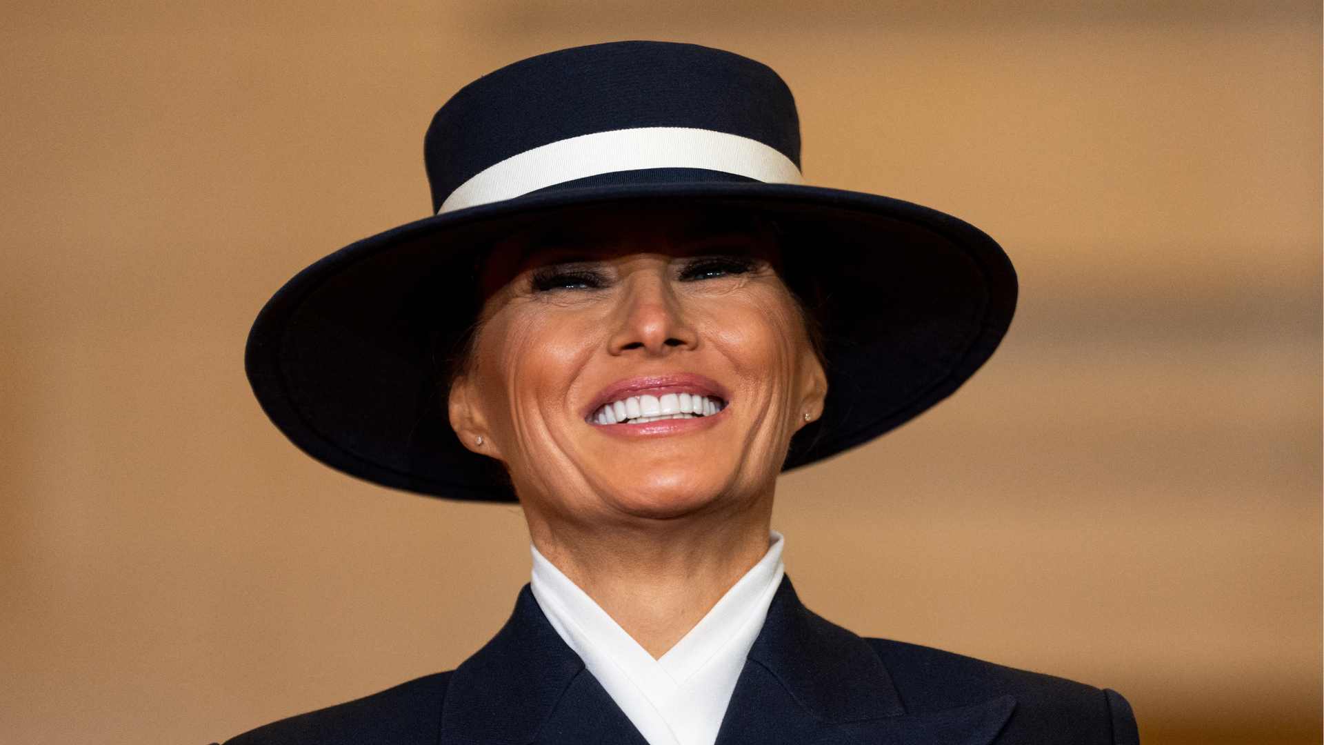 Melania Trump's official portrait draws chilling House of Cards ...