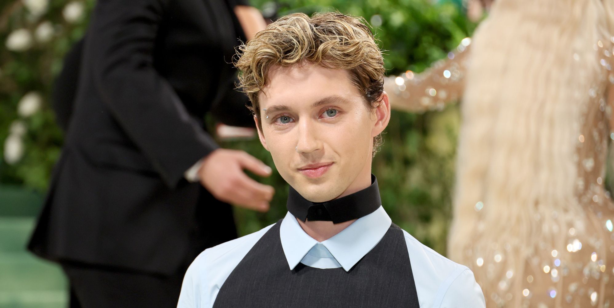Troye Sivan gives 'pop girl energy' in drag for new music video