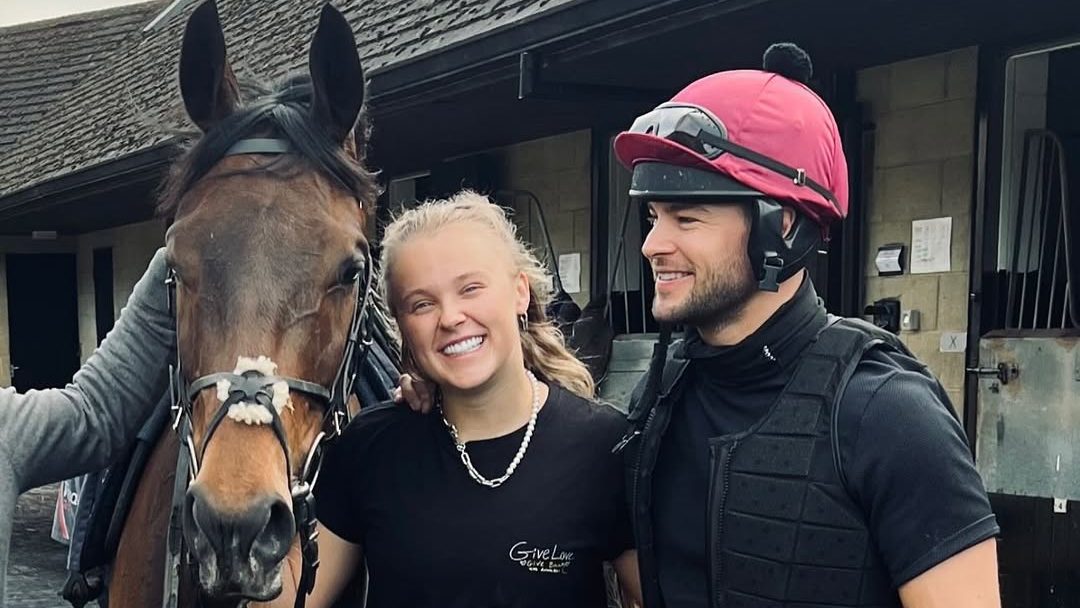 JoJo Siwa blown kiss by Chris Hughes during intimate London gig