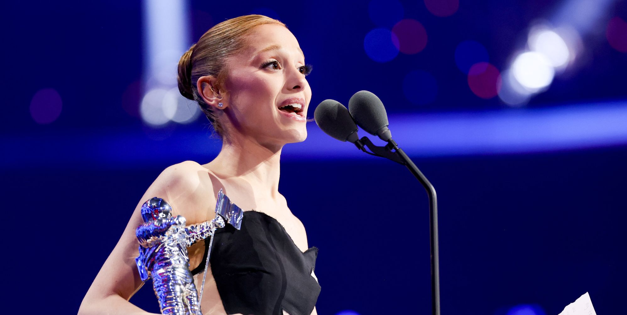 Ariana Grande thanks gay people as she accepts MTV VMAs