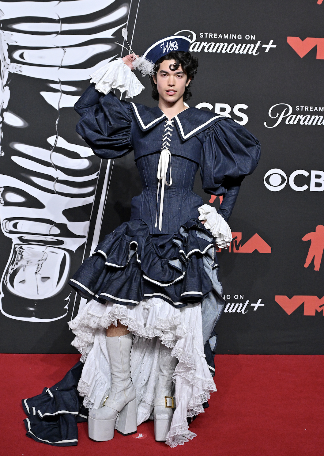 Conan Gray gives gay Romeo & Juliet performance at 2025 VMAs