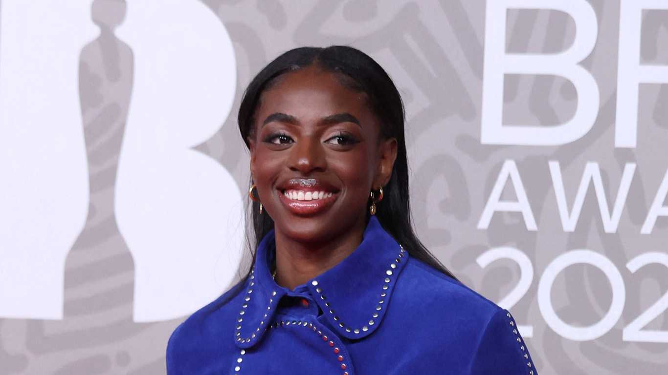 Doja Cat co-hosts Jimmy Fallon and sings about loving bisexual men