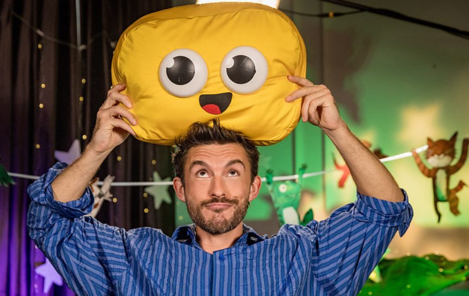 Jonathan Bailey to appear on CBeebies Bedtime Story tonight ...