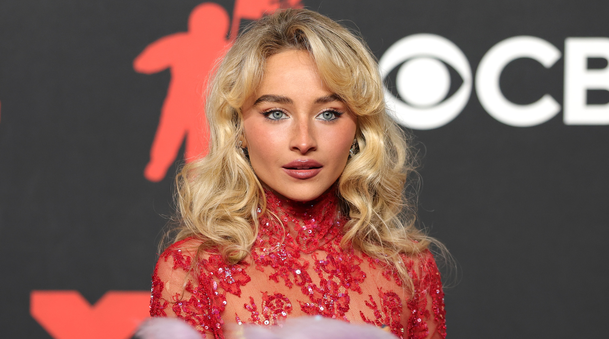 Sabrina Carpenter simulates lesbian sex position during 'Juno'